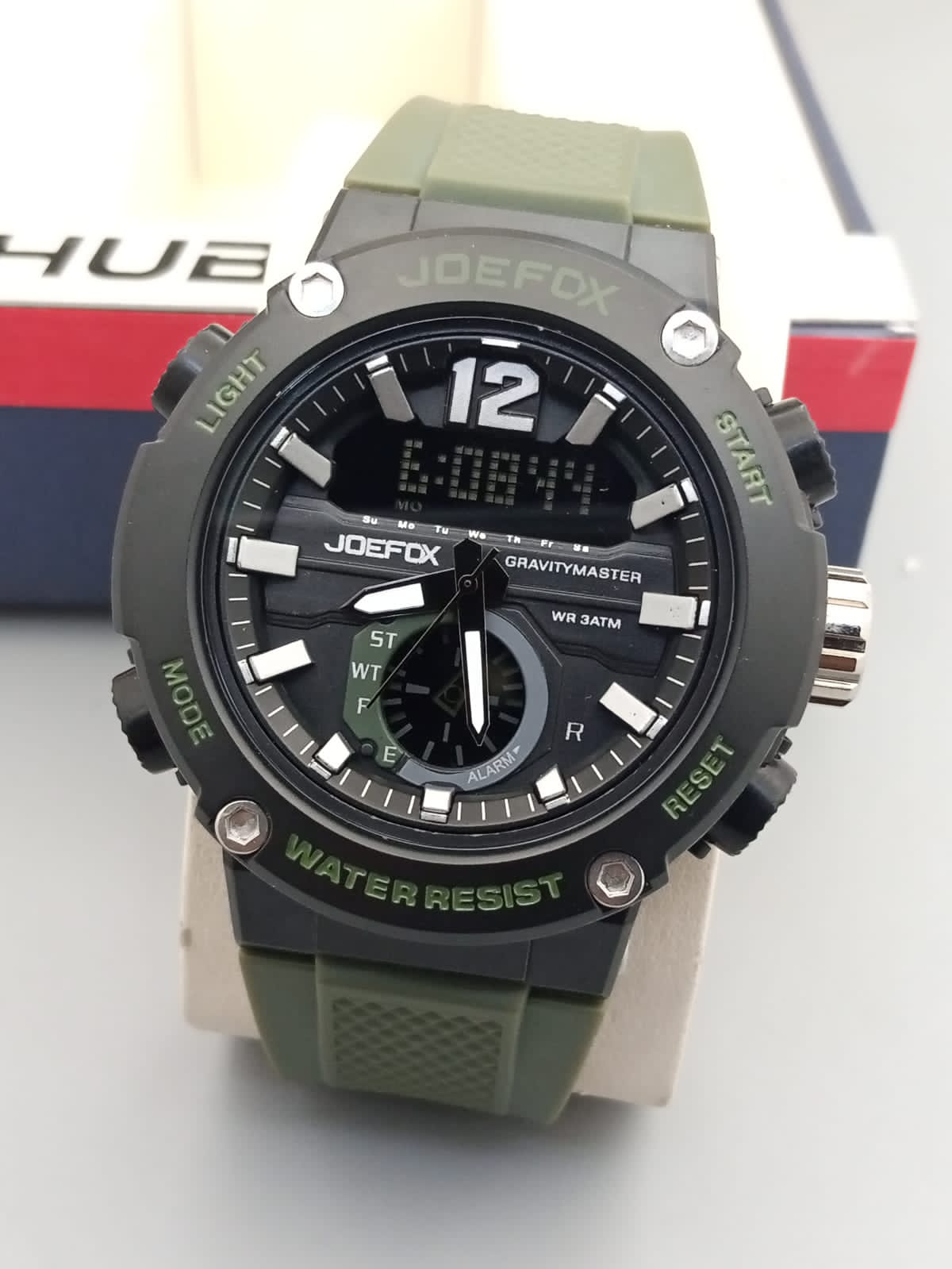 JOEFOX, a sports watch with the appearance of a chain having double ...