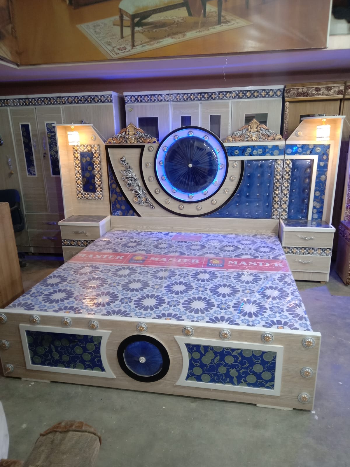 pic Furniture Set Good Looking Bed without Mattress with good quality ...