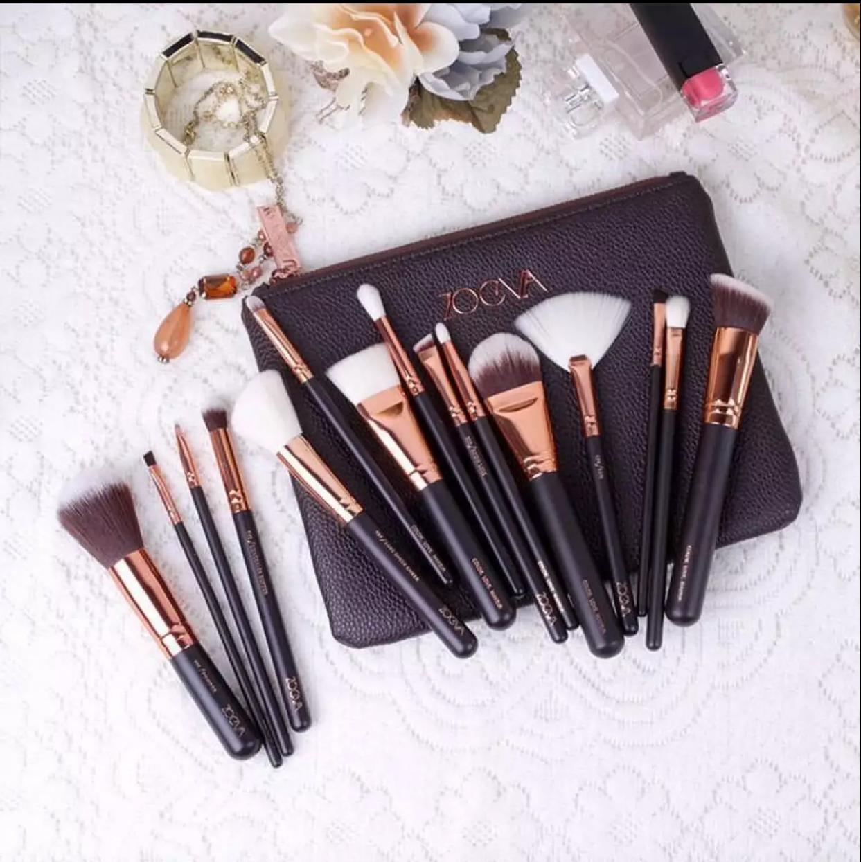 Zoeva 15 Piece Makeup Brushes With Pouch by Roze Mart | Daraz.pk