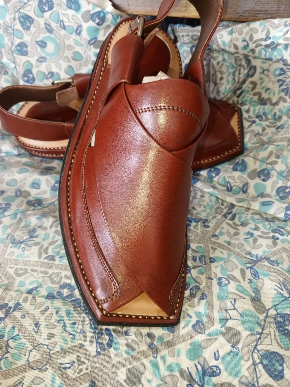 New Men's Handmade Leather Chappal, Stylish Dotted Kaptaan Chappal, Men ...