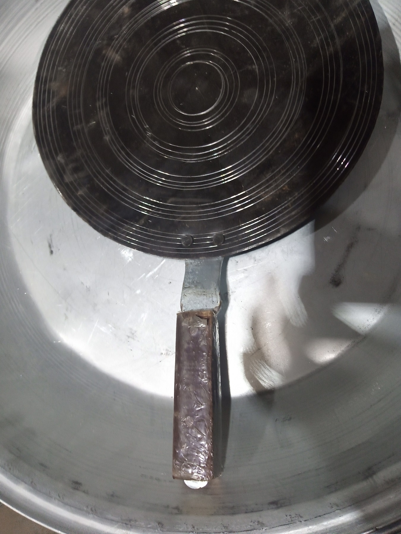 HAND MADE IRON TAWA ( TAWA) WITH WOOD HANDLE PURE IRON MADE HEAVY ...