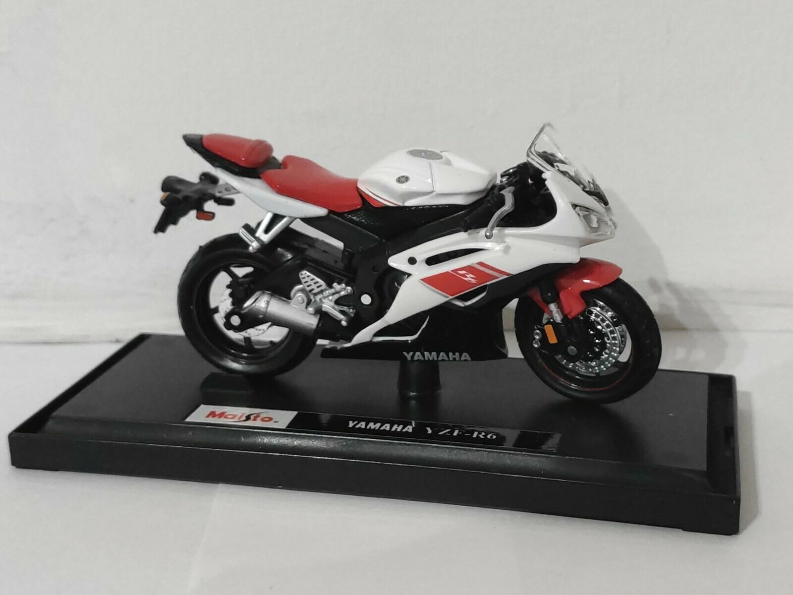 Yamaha R6 White and Red Bike with Plastic Display Stand 1/18 Diecast ...
