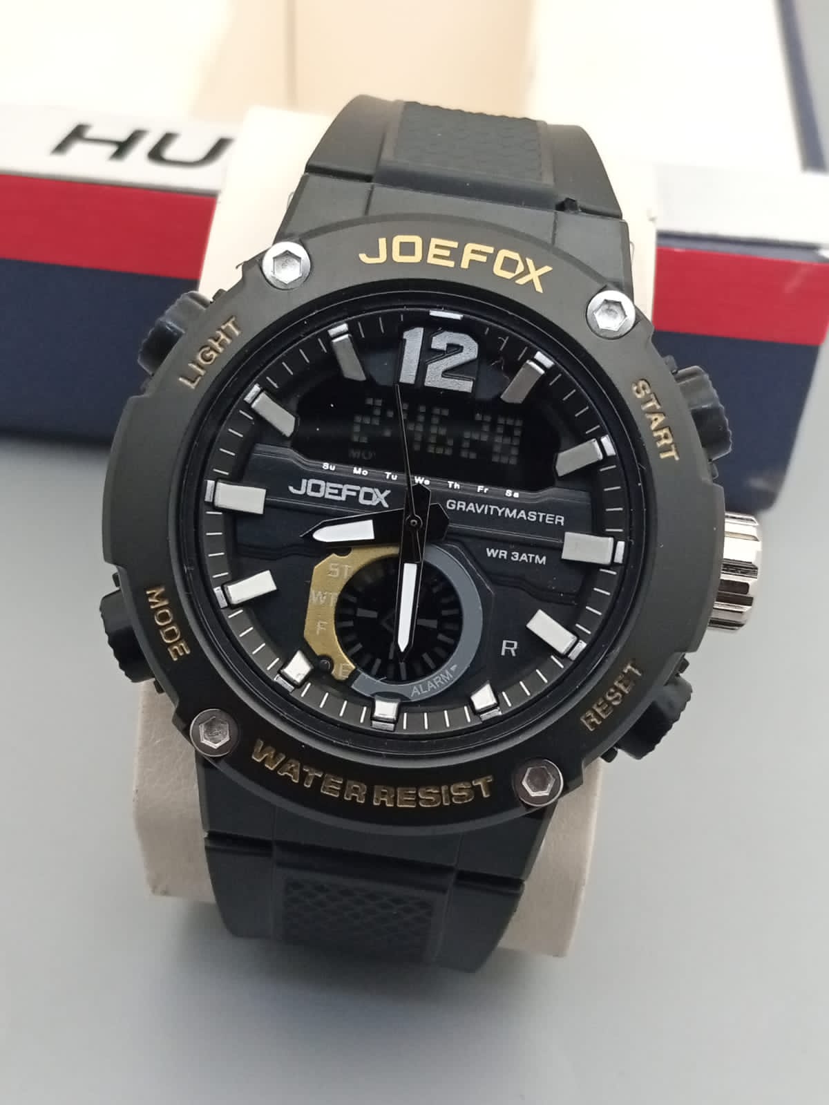 JOEFOX, a sports watch with the appearance of a chain having double ...