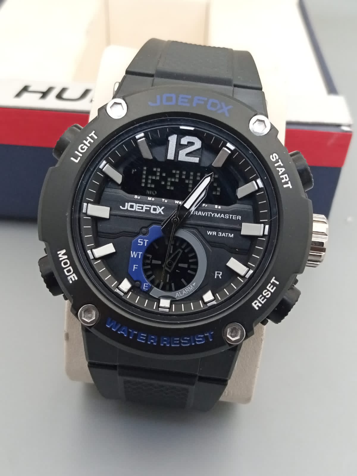 JOEFOX, a sports watch with the appearance of a chain having double ...