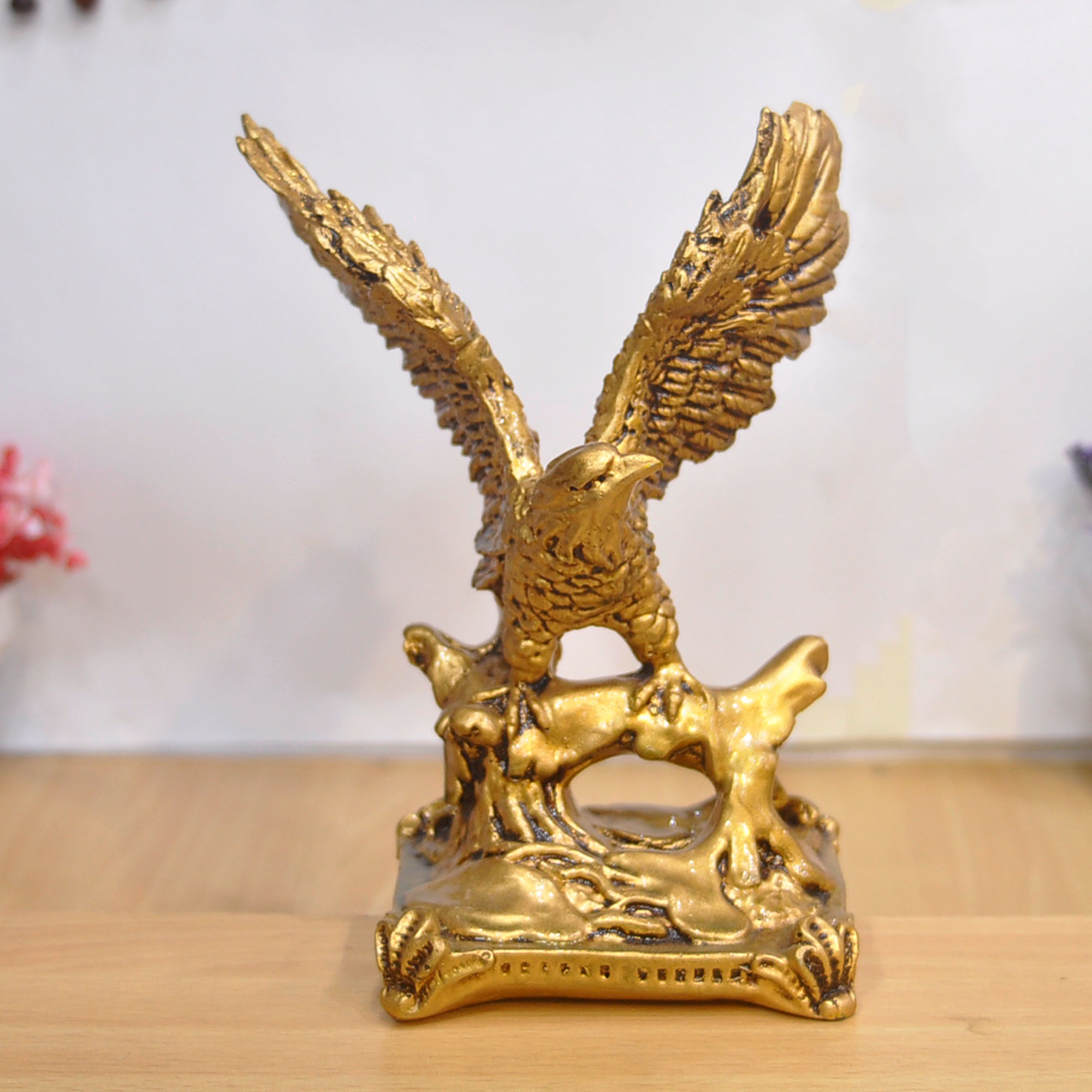 Luxury Golden Eagle Hawk Sculpture Resin For Wedding Decoration & Gift ...