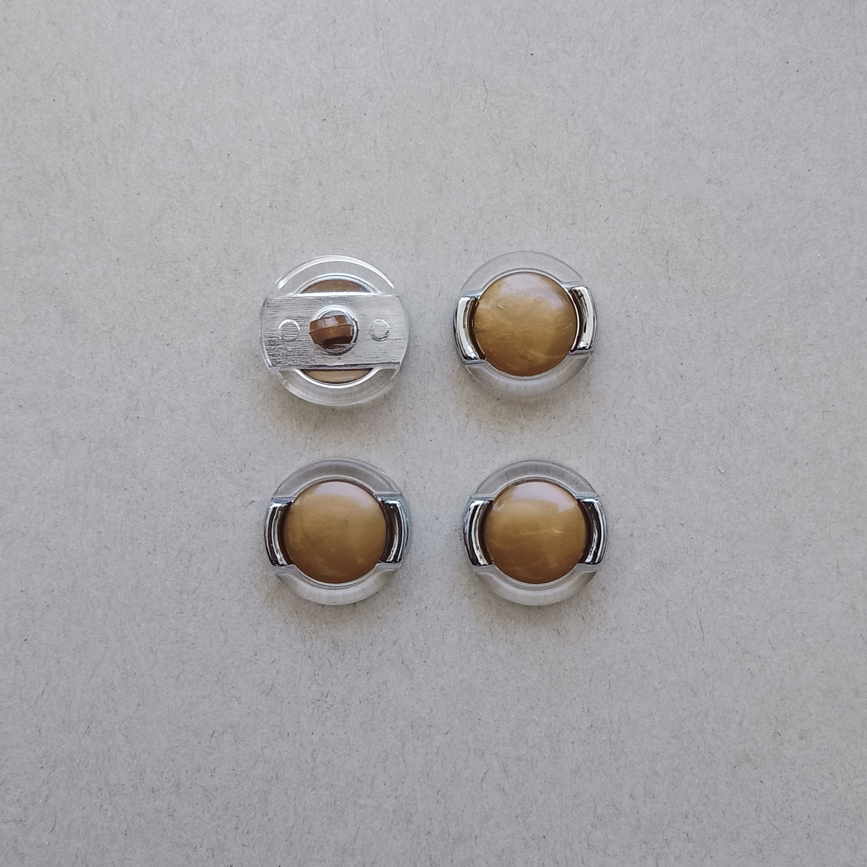 4-Pieces Pretty Fancy Premium Glass-Plastic Novelty Buttons in Assorted ...