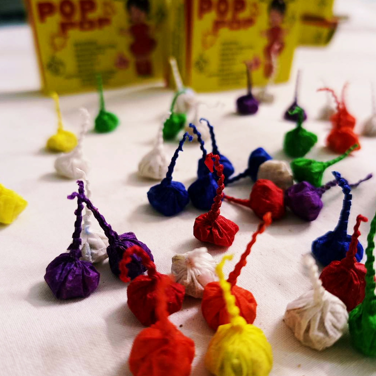 Pop Pop Crackers Pataka Bomb Box - Pack of 30 Small Pop Pop Crackers ...