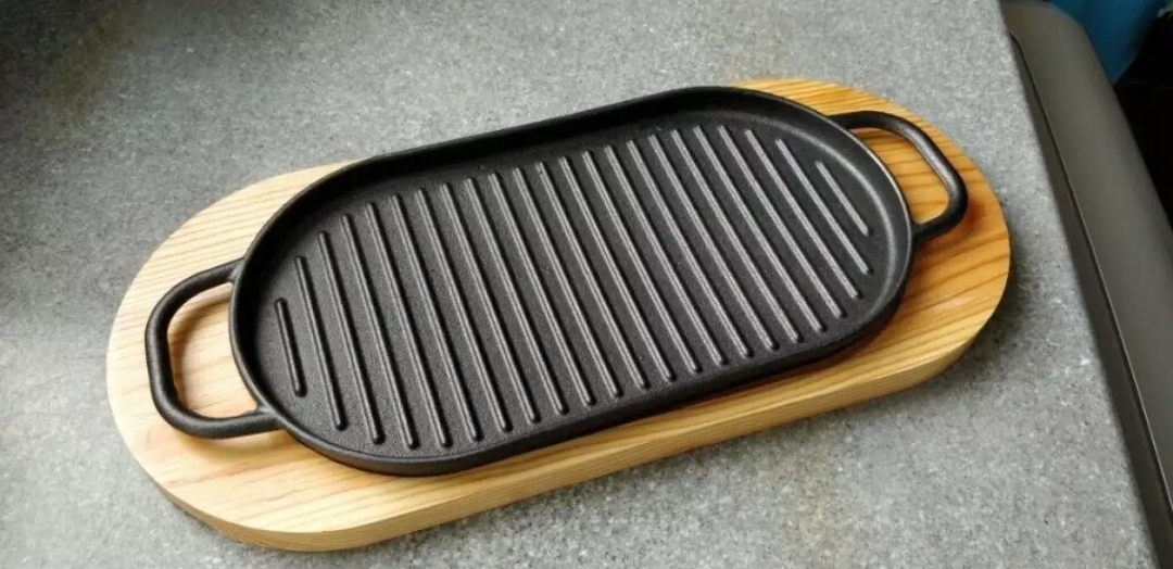 Sizzler Plate Non Stick with Handle With Wooden Base 30cm x 16cm | Daraz.pk